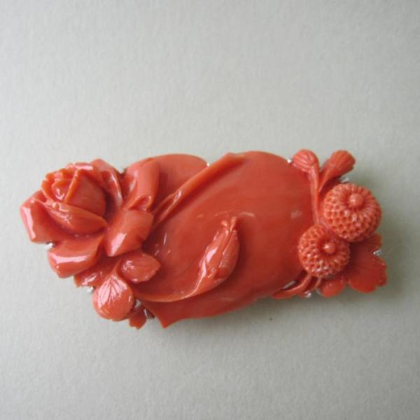 珊瑚職人手彫りの、縁起の良い薔薇と菊の彫りです。モダンな華やかさで存在感があり、格調高い訪問着や振袖のアクセントにおススメです。細かく綺麗な職人の技が光る帯留です。お祝いの席や贈り物にも。桃珊瑚大きさ：26.6×53.5ミリ　厚み：約11ミ...