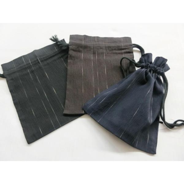 近江ちぢみの布巾着です。夏のお出かけに♪◆　サイズ　◆約24.5×20cm◆　色　◆1.黒2.こげ茶3.紺できるだけ商品と同じ色目を出すよう努力しておりますが、表示画面等の違いから現物と色の違いが生じる場合がございます。ご了承くださいませ。