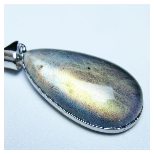 ■商品名ラブラドライト ペンダント■天然石名ラブラドライト■サイズ高さ:約26mm　横:約15mm　厚さ:約6mm　■重量3.8g■商品番号112-11763ラブラドライトペンダント