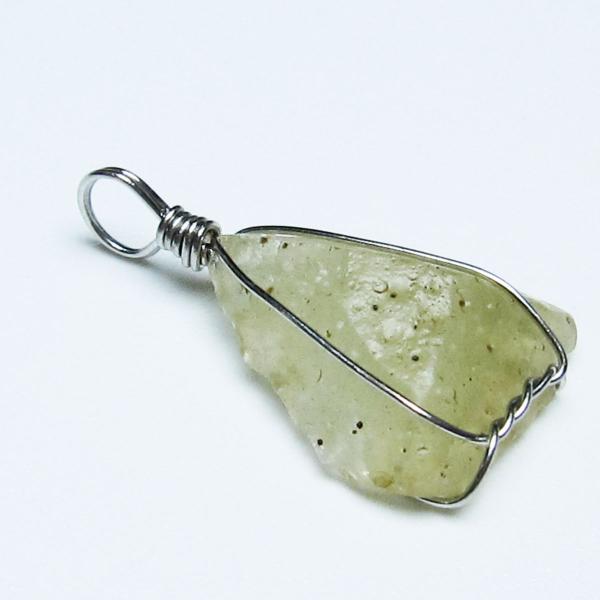 ◆ポイント3倍！春を慈しむ桜模様フェア開催中◆■商品名リビアングラス ペンダント■天然石名リビアングラス■サイズ高さ:約18mm 横:約17mm 厚さ:約7mm■重量2g■商品番号112-13631