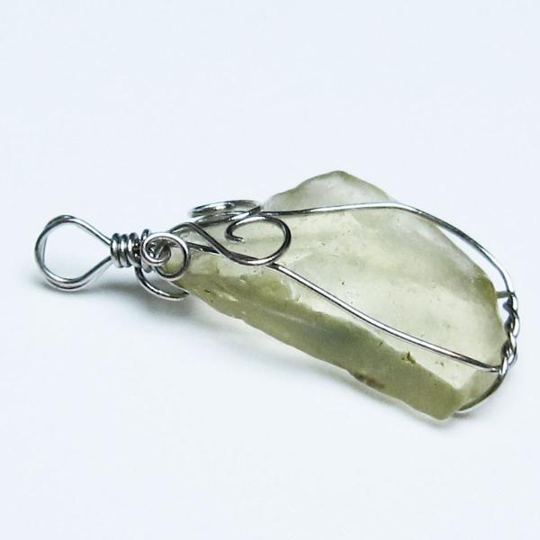 ◆ポイント3倍！春を慈しむ桜模様フェア開催中◆■商品名リビアングラス ペンダント■天然石名リビアングラス■サイズ高さ:約23mm 横:約14mm 厚さ:約7mm■重量2.5g■商品番号112-13642