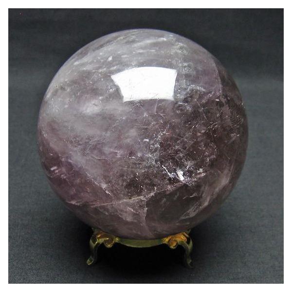 麗しき紫色のアメジスト。アメジスト原石は様々な装飾品に使われブレスレットやネックレス、指輪やピアスなどの身に着けるアクセサリーに多く使用されます。丸玉や六角柱などのインテリアにもアメジスト原石は多く使われます。その煌びやかな色合いの紫色は老...