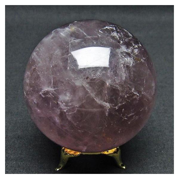 麗しき紫色のアメジスト。アメジスト原石は様々な装飾品に使われブレスレットやネックレス、指輪やピアスなどの身に着けるアクセサリーに多く使用されます。丸玉や六角柱などのインテリアにもアメジスト原石は多く使われます。その煌びやかな色合いの紫色は老...