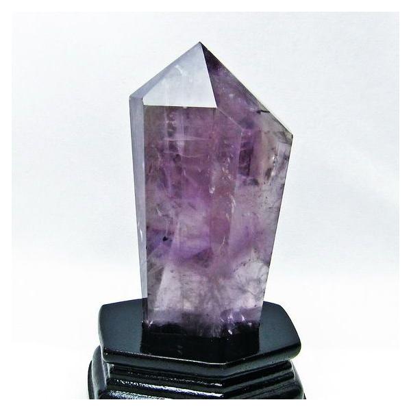 ◆本日11日限定！全品10％オフクーポン配布中◆◆ポイント3倍！月の光が導くムーンストーンフェア開催中◆■商品名アメジスト 六角柱 台座付属 虹入り■天然石名アメジスト■サイズ高さ:約118mm　横:約60mm　厚さ:約40mm　■重量38...