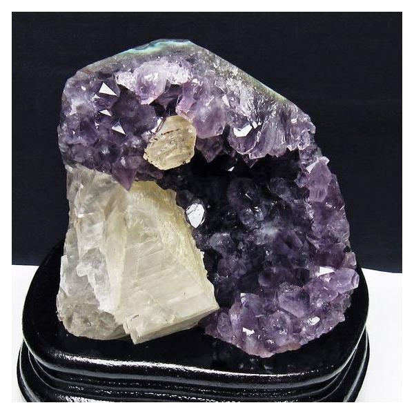 ■商品名1.4Kg アメジスト クラスター ウルグアイ産 台座付属 カルサイト付き■天然石名アメジスト■サイズ高さ:約115mm　横:約115mm　厚さ:約100mm　■重量1.4Kg　■商品番号182-6983アメジストクラスター