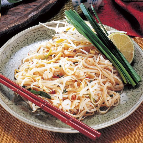 ◇ポイント：タイの麺料理では定番のお米で作った平麺をタイ風焼きそばにしました。 タイで熟成したこだわりの魚醤やえびの旨みで本格的な味わいを再現しました。(辛口)◇最終加工地：日本(兵庫)◇主要原材料：平めんビーフン(米、タピオカでん粉、コー...