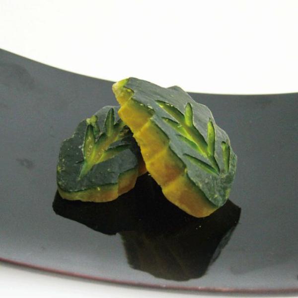 重量約20gの木の葉型に細工加工したかぼちゃを、スチームブランチング後急速凍結しました。専用の金型で木の葉型にしております◇最終加工地：中国◇主要原材料：かぼちゃ(中国)◇内容量：約18〜22g×50個入◇調理方法：凍ったまま、加熱注意:●...