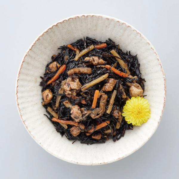 ◇ポイント：食物繊維たっぷりのひじきをはじめ、鶏肉やごぼう、にんじん、油揚げの5品目を使ったひじき煮。湯煎または自然解凍でお召し上がり下さい。◇最終加工地：中国◇主要原材料：ひじき、鶏肉、にんじん、ごぼう、油揚げ、異性化液糖、しょうゆ、大豆...