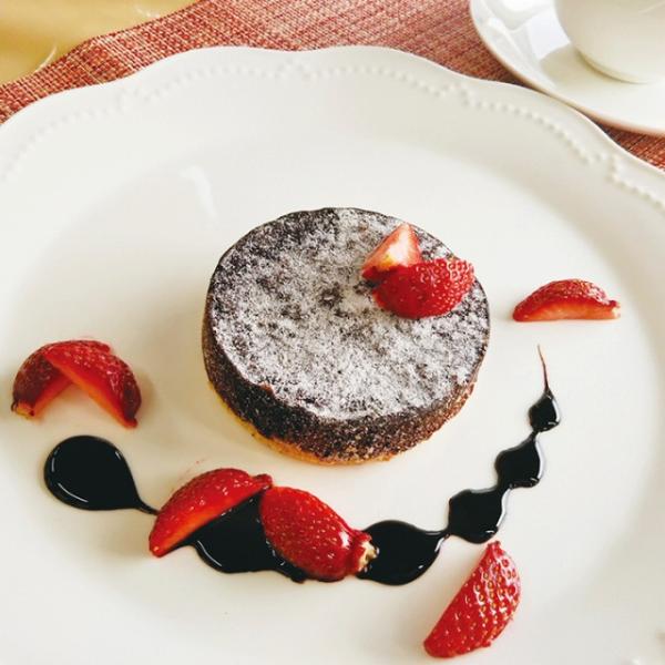 ◇商品名：冷凍ケーキ 敷島製パン Ｂブラウニータルトケーキａ 約68g×3個入 業務用◇ポイント：底にそぼろを敷きチョコケーキ生地をのせて焼き上げました。ホロホロとした食感のそぼろ、チョコケーキ生地はしっとり濃厚な味わいです。◇最終加工地：...