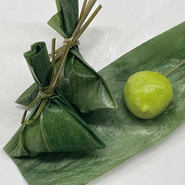 ◇ポイント：よもぎ入りの生麩で柚子味噌あんをくるみ、笹で茶巾状に包みました。◇最終加工地：日本◇主要原材料：柚子味噌餡(国内製造)(生あん、砂糖、味噌、水飴、ゼラチン)、小麦たんぱく、餅米粉、砂糖、麦芽糖、よもぎ／着色料(黄4、青1)、ゆず...
