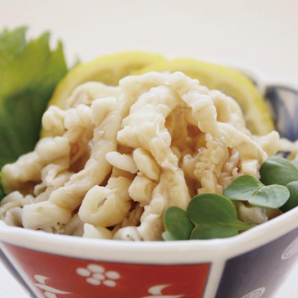 鶏皮はレモン果汁を使用した果実酢と白ごまで和えています。おつまみにもピッタリの一品です。◇最終加工地：日本◇主要原材料：鶏皮(ブラジル)、果実酢、ごま、食塩/調味料(アミノ酸)◇内容量：1kg◇調理方法：冷蔵庫内解凍約一晩注意:●パッケージ...