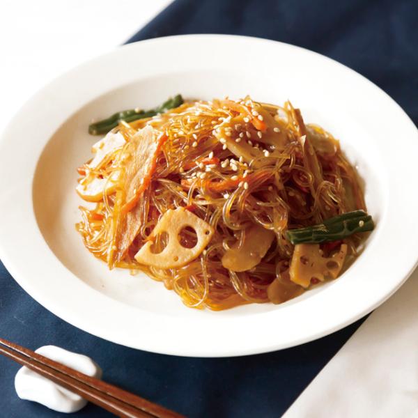 ごぼうとにんじん、レンコンをはるさめに合わせた甘辛い味付です。赤唐辛子で味をしめているので、ごはんにピッタリ。◇最終加工地：日本◇主要原材料：はるさめ(でん粉)(タイ製造)、ごぼう、にんじん、しょうゆ、植物油脂、砂糖、れんこん水煮、さやいん...