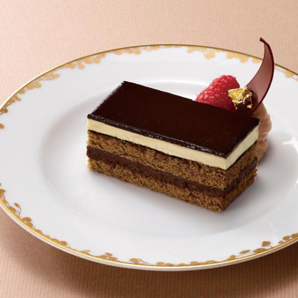 ベルギー産クーベルチュールチョコレートを使用した、濃厚で口溶けのよいオペラです。アーモンドパウダーを配合したコクのある期次にコーヒーシロップを染み込ませ、ガナッシュやコーヒークリームを重ねました。コーヒーとチョコレートの豊かな風味、しっとり...