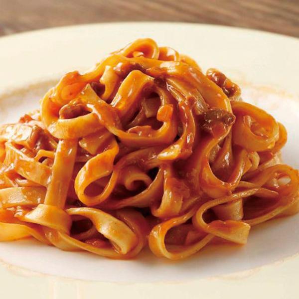 粗挽きの牛モモ肉と野菜を煮込んだコクのあるボロネーゼソースです。生クリームでまろやかな味わいに仕上げました。◇最終加工地：日本(熊本)◇主要原材料：めん［小麦粉(国内製造)、植物油脂、食塩、粉末状植物性たん白、卵白加工品(乾燥卵白、植物油脂...