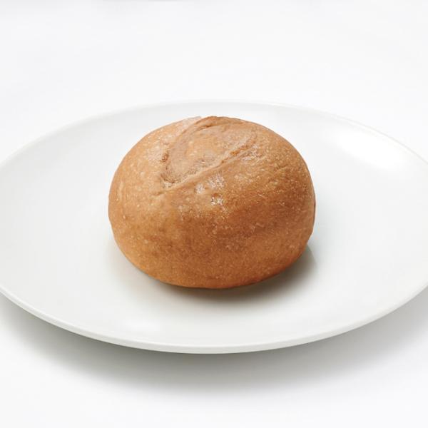 黒糖のコクのある甘さが特徴のロールパンです。◇最終加工地：日本(茨城)◇主要原材料：小麦粉(国内製造)、ショートニング、砂糖(上白糖、黒糖)、イースト、黒糖加工品、食塩／着色料(カラメル、フラボノイド)、乳化剤、香料、ビタミンC、(一部に小...