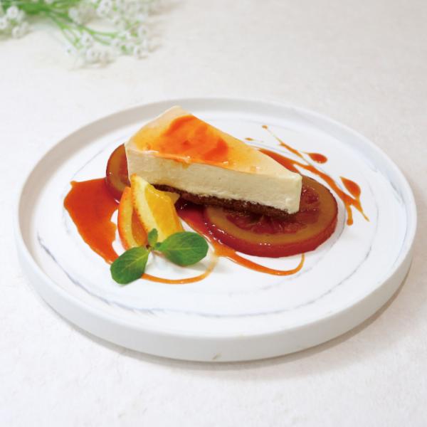 愛媛県産ブラッドオレンジのマーマレードをレアチーズ生地とゼリーに混ぜ込みました。濃厚な甘みとすっきりとした酸味が特徴。ブラッドオレンジのマーマレードジャムをムースと天面のゼリーに混ぜ込みました。◇最終加工地：日本(福岡)◇主要原材料：ホイッ...