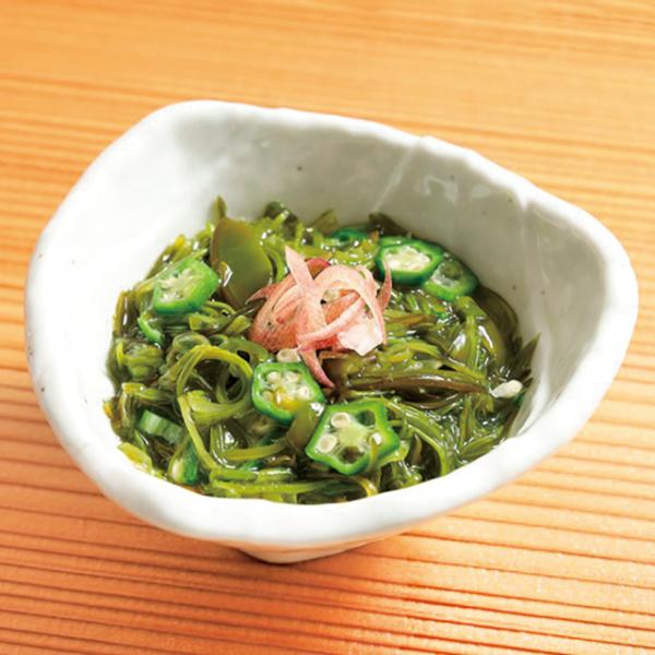 粘りのあるめかぶとシャキシャキ食感のオクラをかつお風味に味付けしました。三陸産のめかぶを使用しています。◇最終加工地：日本(宮城)◇主要原材料：めかぶ(三陸産)、オクラ、かつお節エキスパウダー、食塩／調味料(アミノ酸等)、ｐＨ調整剤、酒精、...