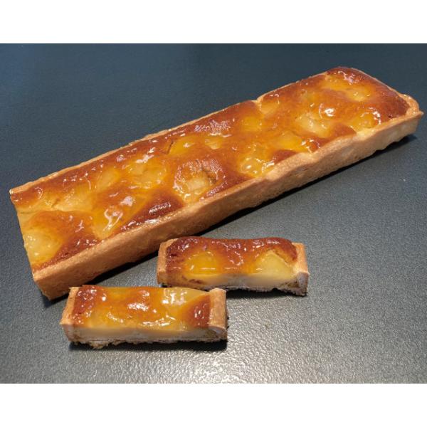 カラメル風味のアーモンドクリームに大粒のリンゴを散りばめました。◇最終加工地：日本(北海道)◇主要原材料：りんごシロップ漬け(国内製造)、砂糖、小麦粉、全卵、バター、アーモンドプードル、マーガリン、乳等を主要原料とする食品、キャラメルソース...