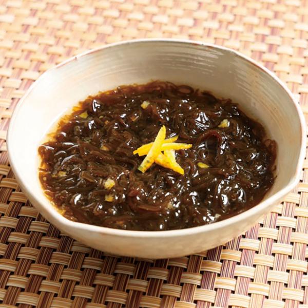 沖縄産のもずくを国産柚子で風味と酸味を効かせ、さっぱりとした味付けにしました。◇最終加工地：日本(熊本)◇主要原材料：もずく(沖縄県)、果糖ぶどう糖液糖、しょうゆ、醸造酢、柚子果皮(国産)、柚子果汁、砂糖、食塩、昆布だし／調味料(アミノ酸等...