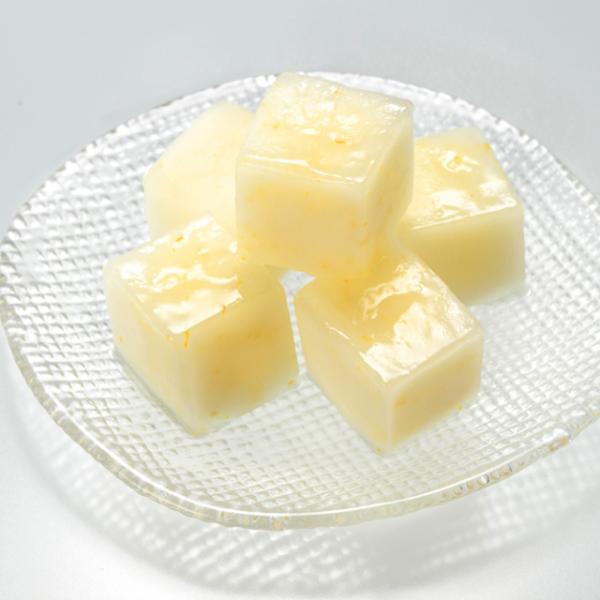 本葛粉を使用した新食感の葛あいすです。解凍しても形を保ちます。そのままでも半解凍でも美味しくお召し上がり頂けます。◇最終加工地：日本(福岡)◇主要原材料：砂糖(国内製造)、ゆずピール砂糖づけ(柚子ピール、砂糖)、麦芽糖、ユズ果汁、澱粉、寒天...