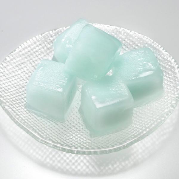 本葛粉を使用した新食感の葛あいすです。解凍しても形を保ちます。そのままでも半解凍でも美味しくお召し上がり頂けます。◇最終加工地：日本(福岡)◇主要原材料：砂糖(国内製造)、果糖ぶどう糖液糖、麦芽糖、澱粉、寒天、本葛粉／トレハロース、加工でん...