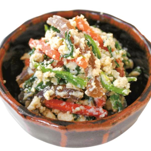 菊菜を豆腐と一緒に和えた少し変わった白和えです。菊菜の苦みが白和えの甘みと絶妙にマッチした一品です。◇最終加工地：日本(三重)◇主要原材料：充填豆腐(国内製造)、春菊、こんにゃく、人参、砂糖、還元澱粉糖化物、しょう油、ごま、食塩／安定剤(加...