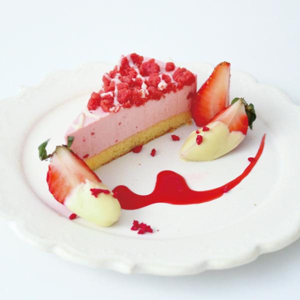 ムースに苺クランチとホワイトチョコをトッピングし、か可愛らしい見た目に仕上げました。凍ったままお召し上がりいただけます。◇最終加工地：日本(福岡)◇主要原材料：ホイップクリーム(植物油脂、脱脂粉乳、その他)(国内製造)、クランチ(小麦粉、砂...