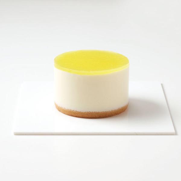 スポンジ生地に、クリームチーズを使用したレアチーズのムースとレモン風味のグラサージュを合わせました。◇最終加工地：日本(宮崎)◇主要原材料：乳等を主要原料とする食品(国内製造)、砂糖、牛乳、チーズ、加糖卵黄、全卵、小麦粉、レモン果汁、でん粉...