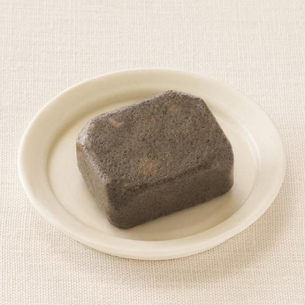 舌でつぶせるかたさの惣菜ムースです。自然解凍、加熱調理、どちらも可能です。1個(30g)当たり約50kcal。味付け済のため盛り付けるだけの簡便商品です。◇最終加工地：日本(鳥取)◇主要原材料：にんじんペースト(中国製造)、植物油脂、食物繊...