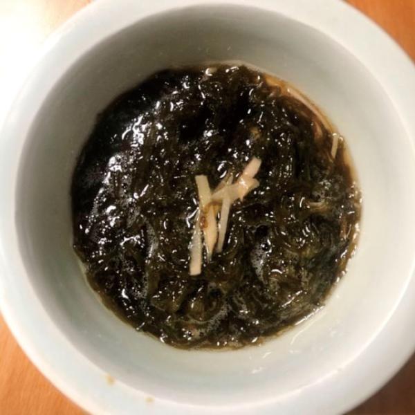 生食可能な沖縄県産洗いもずくのポーションです。面倒な計量の手間要らず、個数管理できます。◇最終加工地：ベトナム◇主要原材料：もずく◇内容量：500g(約25個入) 1個 18g〜22g◇調理方法：自然解凍(25℃)約40〜50分。凍ったまま...