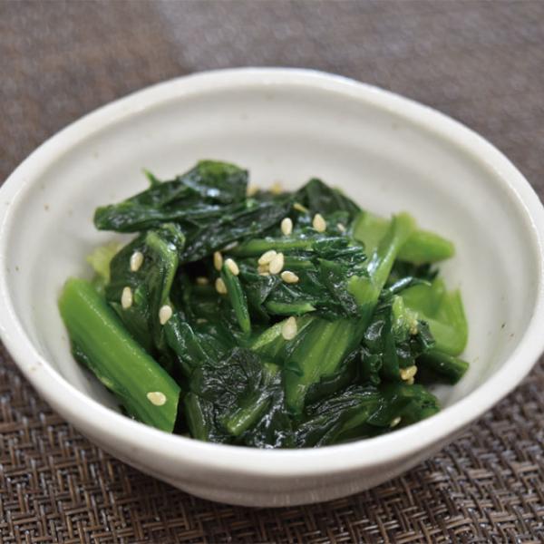 ごま油の風味がきいているのでナムル代わりや炒り卵を加えて中華風にもできます。◇最終加工地：中国◇主要原材料：小松菜、砂糖、ごま油、醤油、食塩、こしょう、ごま／調味料(アミノ酸等)、(一部に小麦・ごま・大豆を含む)◇内容量：500g◇調理方法...