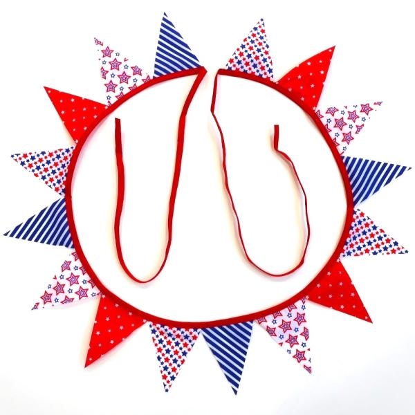 お部屋を可愛くデコレーション！フラッグガーランドミニ三角連続旗フラッグガーランドとは紐に連続する旗をあしらった装飾のことで、逆三角形の旗を連続したものが多いとされています。キャンプのテントの装飾や目印、誕生日・クリスマスなどパーティーの飾り...