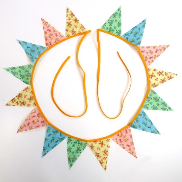 お部屋を可愛くデコレーション！フラッグガーランドミニ三角連続旗フラッグガーランドとは紐に連続する旗をあしらった装飾のことで、逆三角形の旗を連続したものが多いとされています。キャンプのテントの装飾や目印、誕生日・クリスマスなどパーティーの飾り...