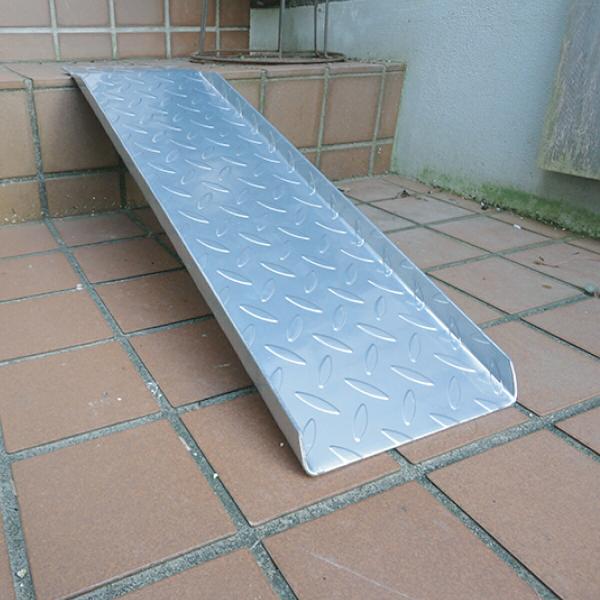 段差解消にお困りの方に最適なスチール製スロープです。介護や工事現場など、さまざまなシーンでの使用に便利です。【商品説明】この段差解消スロープは、幅約20cm、長さ約67cmのサイズで、設置可能な段差の高さは約15cmまで対応しています。耐荷...