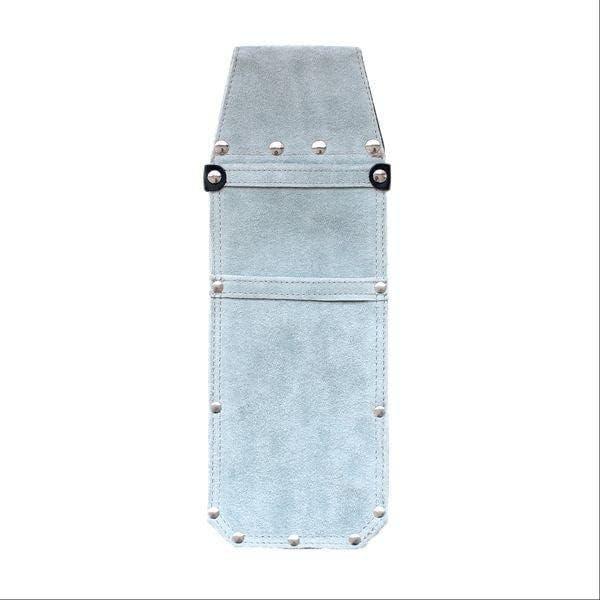 全パーツを牛革おもて1枚革で仕上げています。前ポケットには折込鋸など入ります。ポケット内寸300mmレギュラータイプより30mm幅を狭めることで、鉈のガタつきを抑えています。長めの細幅鉈でも収まりやすいよう、レギュラーより20mm長く設計し...