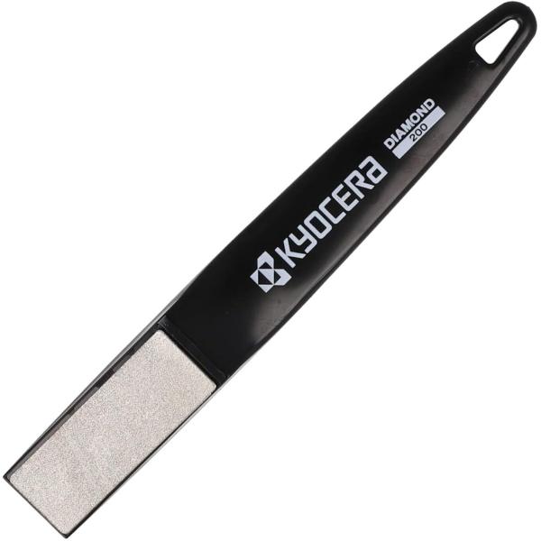 京セラインダストリアルツールズ（旧リョービ）の#200仕上げダイヤモンドヤスリ。刃研ぎに最適な18×49mmの砥石面で芝刈機・バリカン・ヘッジトリマーなどの刃をラッピング可能。広い砥石面により、様々な形状の刃にも対応。軽量・コンパクト設計で...