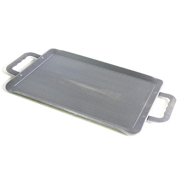昔ながらの調理用鉄板（横長）です。家庭用一般調理器では破格の厚さ6ミリ仕上です。 調理温度が非常に高く、保温性も優れているので表面はこんがり・中はジューシー、プロの仕上がりが楽しめます。 しかし、現代調理器のようなテフロン等の焦げ付き防止加...