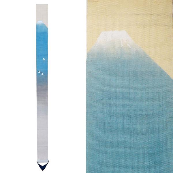 富士山に鶴という、日本を象徴するモチーフのタペストリー。冬の澄んだ空気の中を、悠然と渡る鶴の群れが丁寧に手染めされています。 浅葱色のグラデーションは富士山の神秘的な山肌と、越冬してくる鶴の描かれた蒼天に、騙し絵のように生かされています。伝...