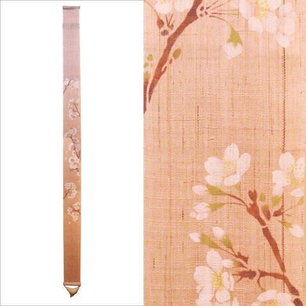 薄紅色の地色に、満開に咲き誇る桜。様々な表情を見せる桜の、いちばん美しい瞬間を切り取った人気のタペストリーです。 ■　サイズ　　約10cm×約170cm■　素　材　　  生地・・・ 麻100％　 木部・・・ 松 ■　原産国　　中国