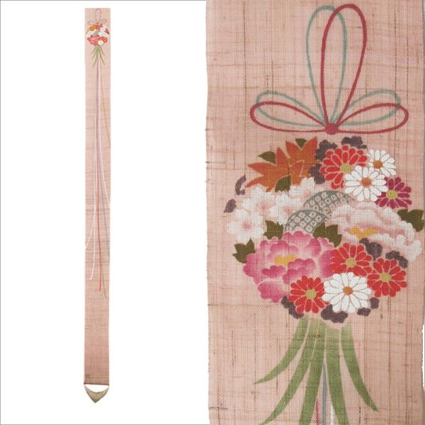 古来より、魔除けや厄よけに使用されてきた薬玉（くすだま）。優しい桜色に染めた麻生地に、臙脂色の芍薬や柿色の菊など鮮やかな色彩で薬玉が描かれた、美しいタペストリーです。薬玉とは、香料や薬草を錦の袋に詰めて、その袋を花で飾り付け、五色の長い糸を...