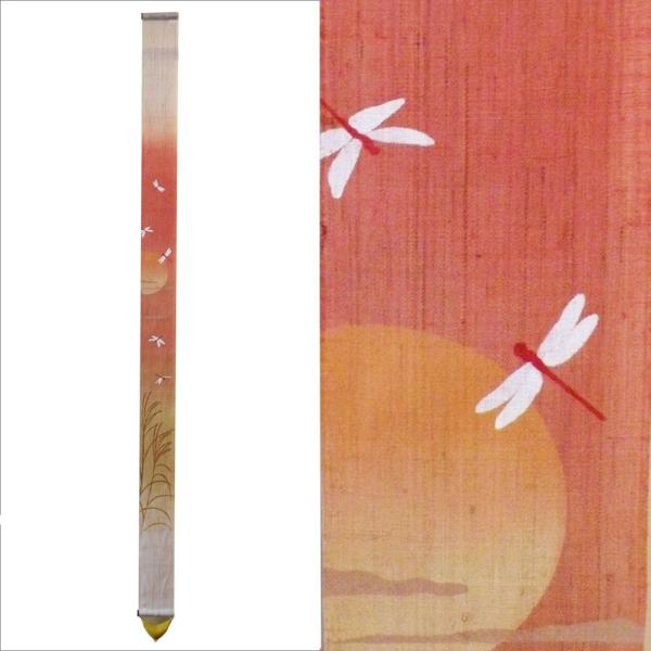 夕暮れの茜色に染まる秋の空。たなびくすすきの上を飛び交う、赤とんぼ。どこかなつかしいような、秋の風景を丁寧に描かれています。  茜色。日本の伝統色のなかでも、藍色に並ぶ古くある色。中国から渡来し、その漢字にも、西からきた草を表わしていますね...