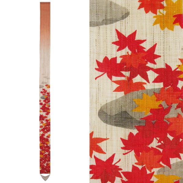 空間を華やかに彩り、和のモダンインテリアを演出する手染めの麻細タペストリー。紅葉狩りを楽しむ秋の小径を表現しました。 幾重にも重なり落ちる真っかな紅葉と、ぼかし染めで魅せる秋の空気感。華やかながらも風情を感じる一枚です。　朽ち葉色の濁った色...