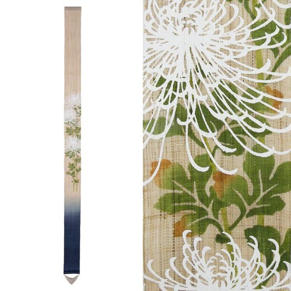 空間を華やかに彩り、和のモダンインテリアを演出する本麻手染めの細タペストリー。大輪の白糸菊を繊細に描き、品よく仕上げました。 格調高く、日本の国花でもある菊の花。桜の持つ優しく儚げな美しさとは違い、凛とした強さを感じさせます。さらに裾にかけ...