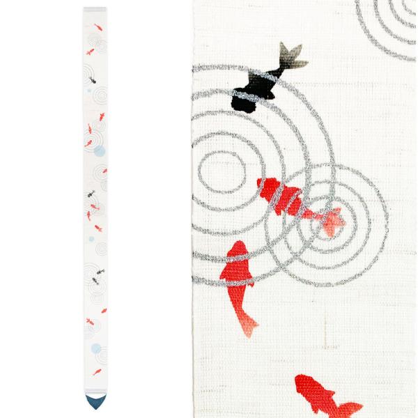 空間を華やかに彩り、和のモダンインテリアを演出する手染め麻細タペストリー。夏の定番柄の金魚が、水面を涼しく軽やかに泳いでいます。今にも動きそうな金魚は手染めで、水面をキラキラと輝く水紋を銀彩型染めで表現しています。タペストリー全体に柄が入っ...