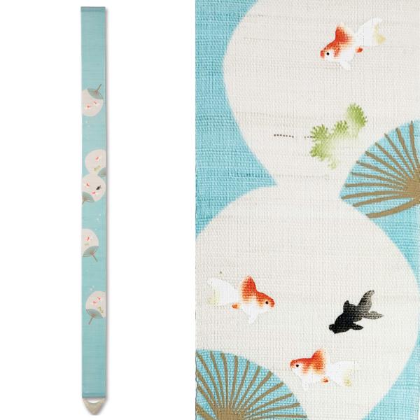 空間を華やかに彩り、和のモダンインテリアを演出する手染め麻細タペストリー。夏の空や水辺を思わせます、涼しげな水色の背景の中に、金魚と団扇が描かれています。絵団扇のようですが、金魚がゆらゆらと泳いでいる様にも見えます。お部屋を涼しくし、心を癒...