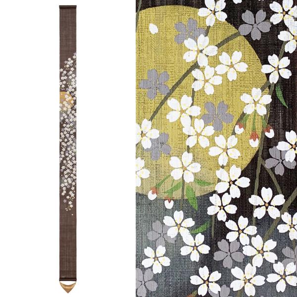 空間を華やかに彩り、和のモダンインテリアを演出する手染め麻細タペストリー。満月の夜に、静かに咲く桜がしっとりと描かれております。月明かりを受けた白い花と、月影を落とした墨色の花が、ひとつひとつ丁寧に表現されています。重りにゴールド生地が使わ...