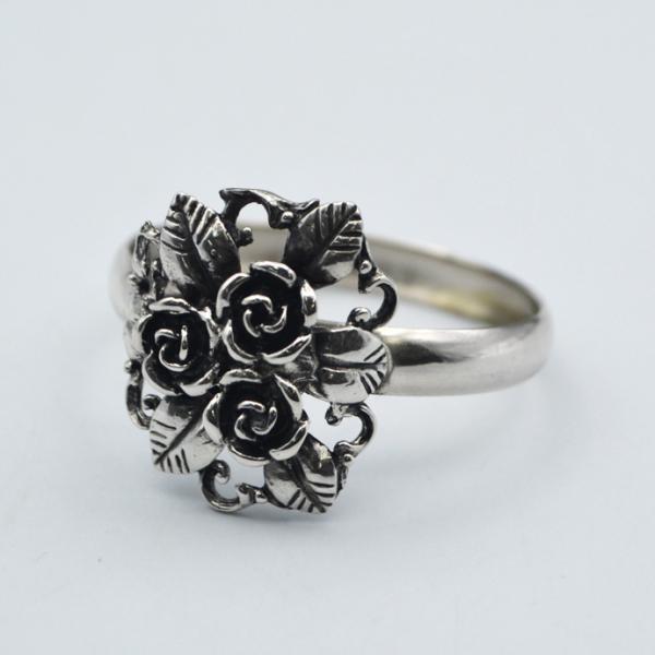 ■サイズ：直径 約4cm■素材：925シルバー■メーカー：Chimera Oro キメラオロ■製造国：イタリアイタリアのシルバーメーカーであるキメラ・オロによる925シルバー製のナプキンリングです。黒ずみ加工を施したアンティーク風の仕上がり...