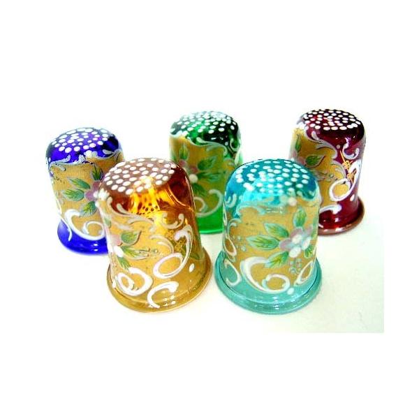 ■サイズ：高さ 約2.8cm■素材：ベネチアングラス（ムラーノグラス）■メーカー：Truchi（イタリア）ムラーノグラス（ベネチアングラス）にフィレンツェの職人が絵付けした伝統工芸のシンブルです。ベネチアングラス独特の透明感と個性あふれるハ...