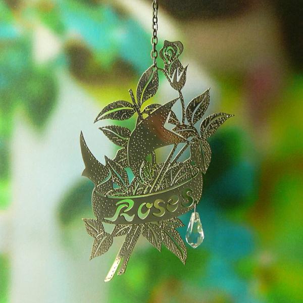 ■素材：ニッケルプレート、クリスタルグラス■サイズ：約8.5×6cm（チェーンの長さ：約13cm）■メーカー：One World Crystal（イギリス）、Swarovski（オーストリア）スワロフスキークリスタルを使用した英国製のサンキ...