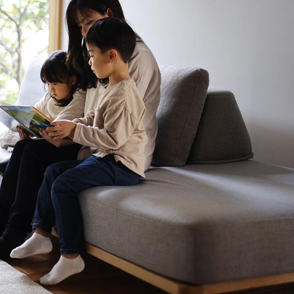 [材質]:生地：ポリエステル100％木部：オーク無垢材（ラッカー塗装）内部構造：木枠、ウェービングベルト、ウレタンフォーム、フェザー、シリコンフィル[カラー]:ベージュ、グレー、ネイビー[商品サイズ]:幅60×奥行き30×高さ30cmクッシ...